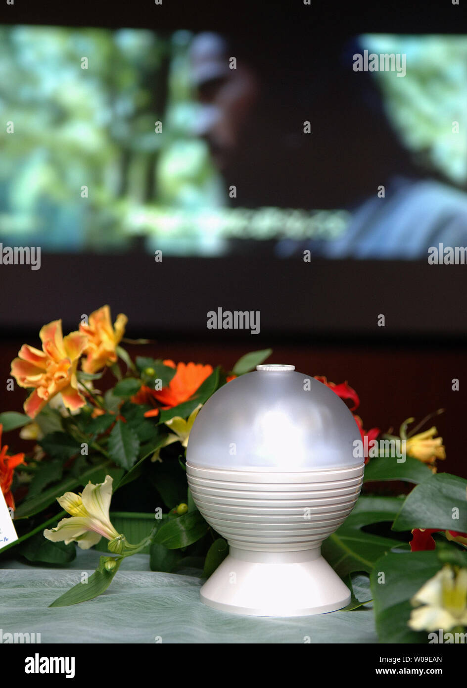 Film splicing hi-res stock photography and images - Alamy