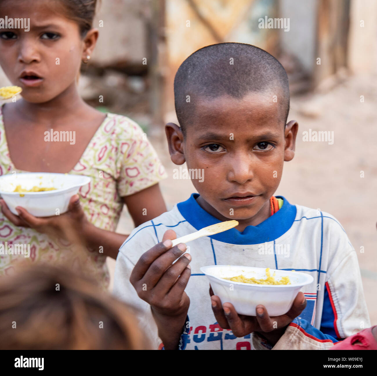 Poor children at a food distribution camp in New Delhi, India Stock ...