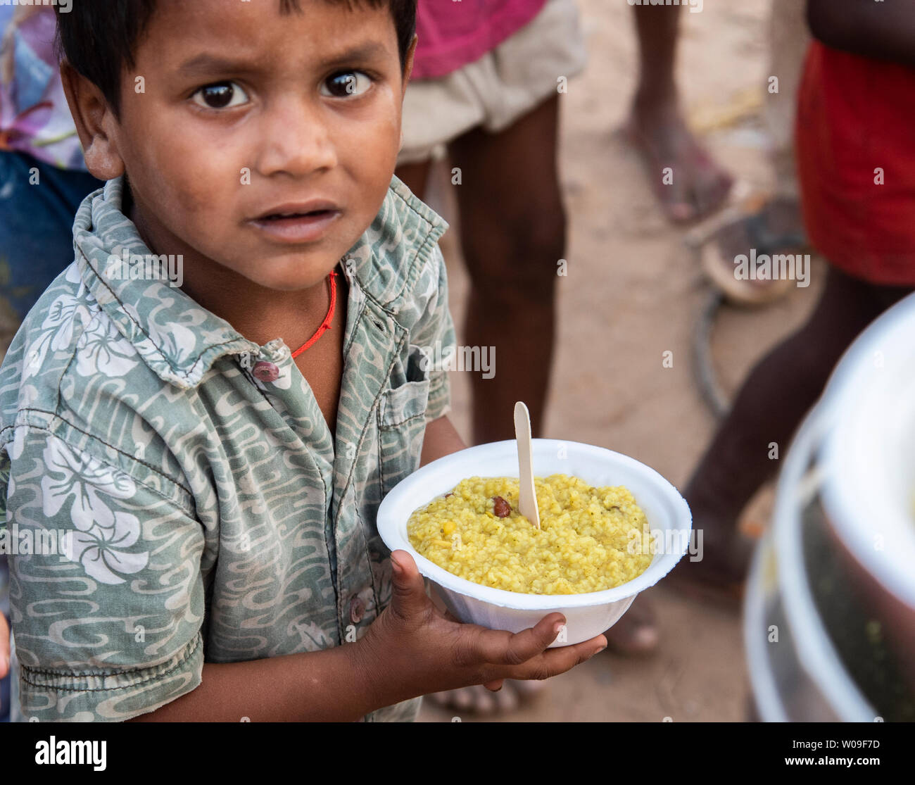 Poor children at a food distribution camp in New Delhi, India Stock ...