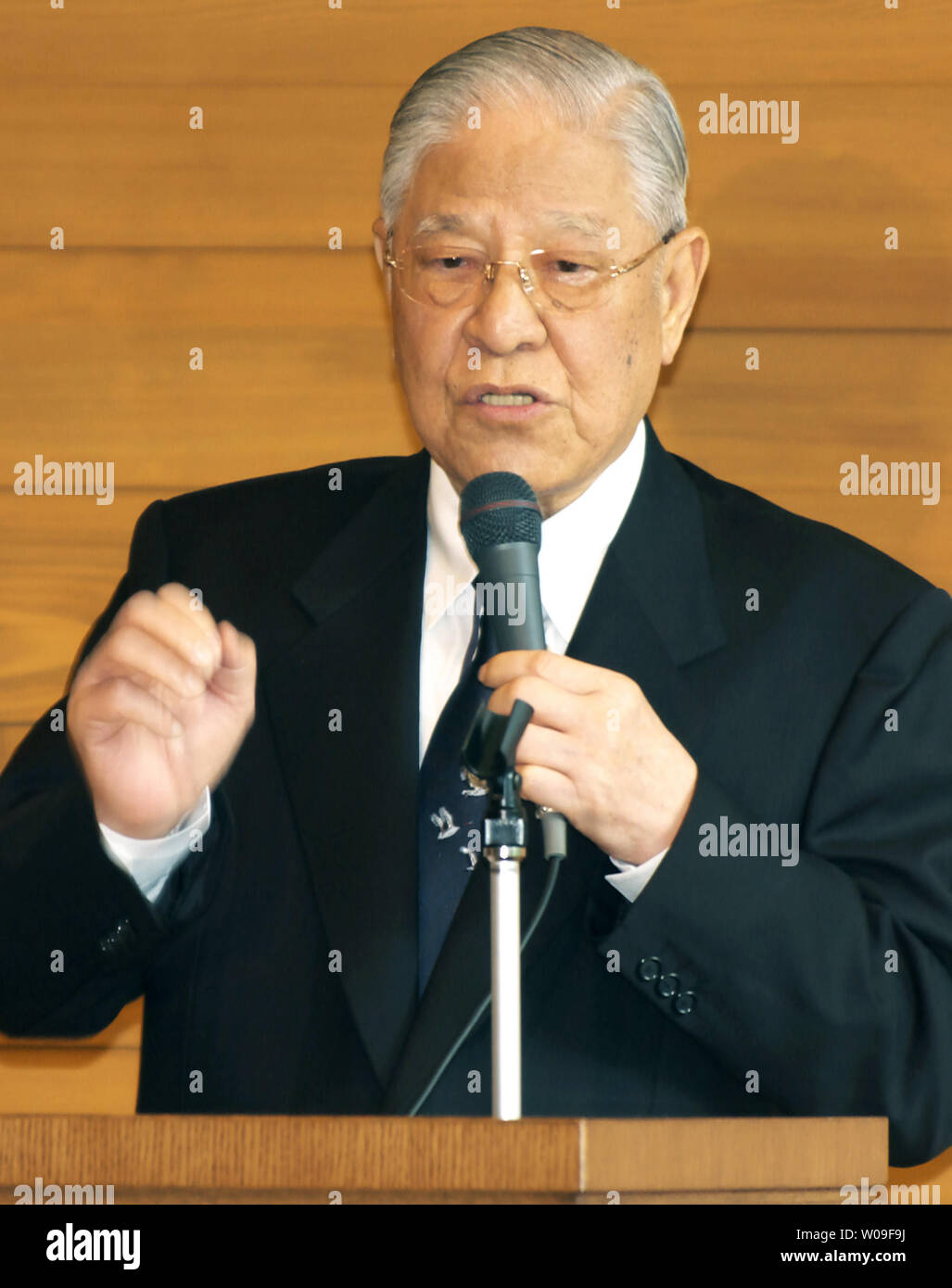 Former Taiwanese President Lee Teng-hui speaks to an audience after ...