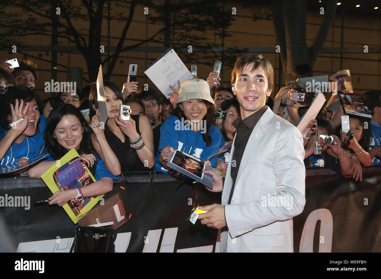 Actor Justin Long sign autographs during the red carpet ceremony ...