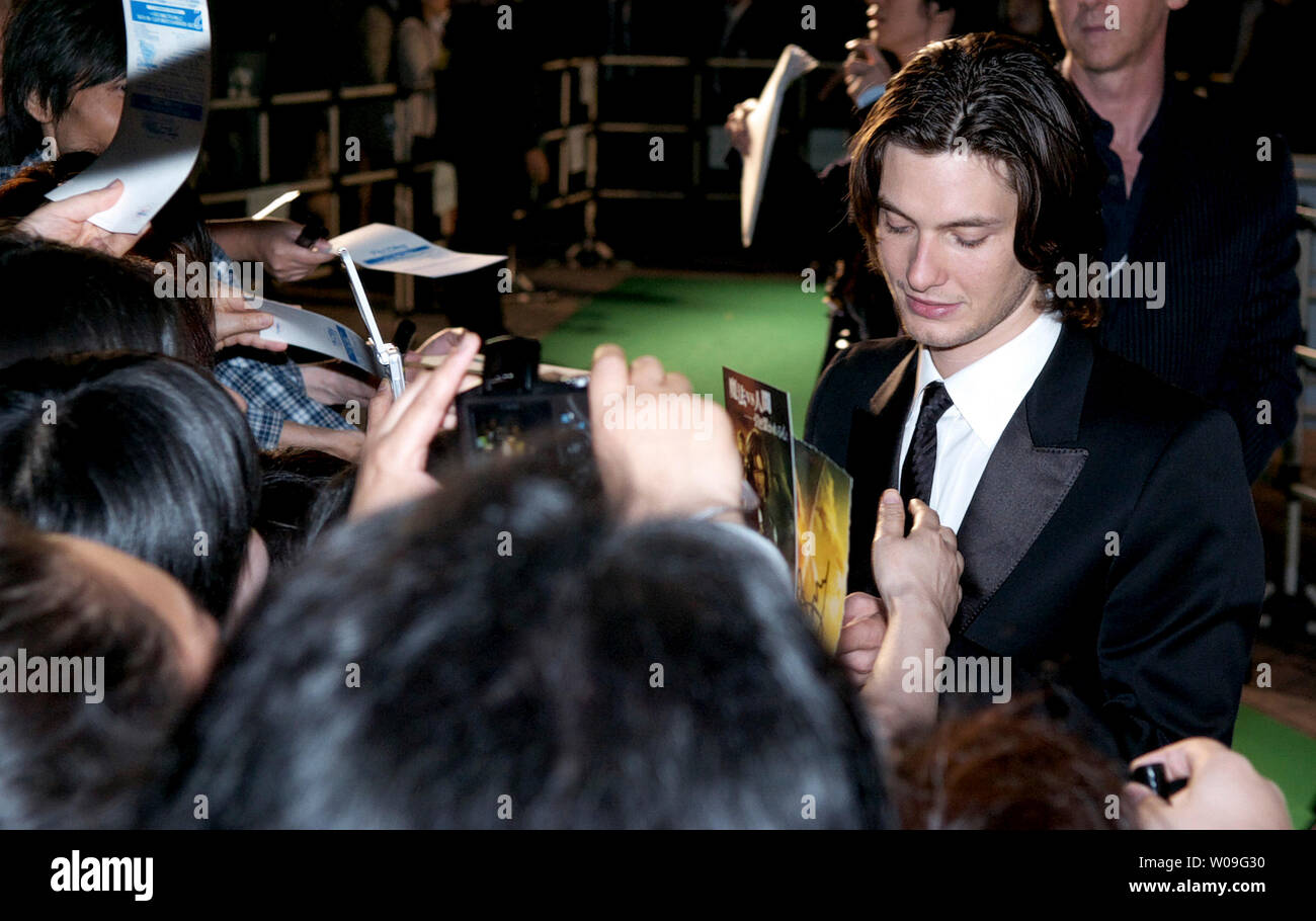 Actor Ben Barnes signs autographs for fans during the Japanese premiere ...