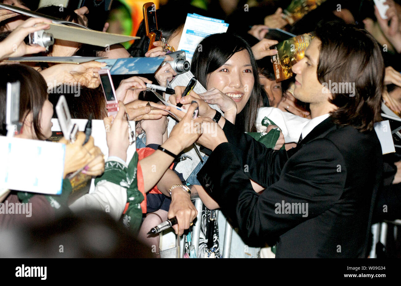 Actor Ben Barnes signs autographs for fans during the Japanese premiere ...