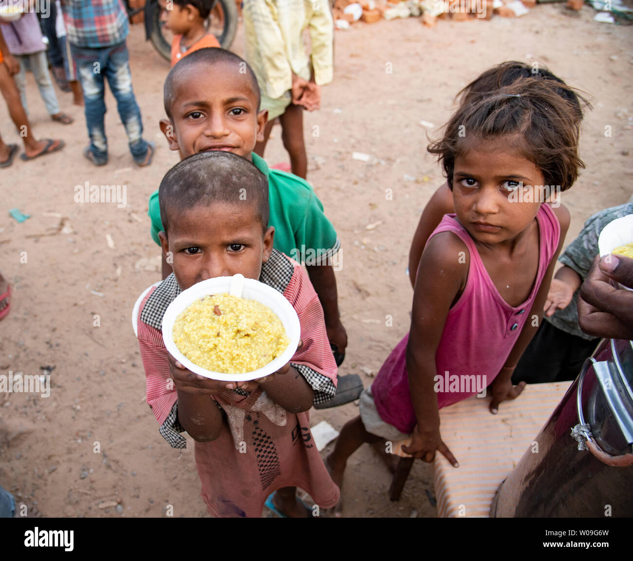 Poor children at a food distribution camp in New Delhi, India Stock ...