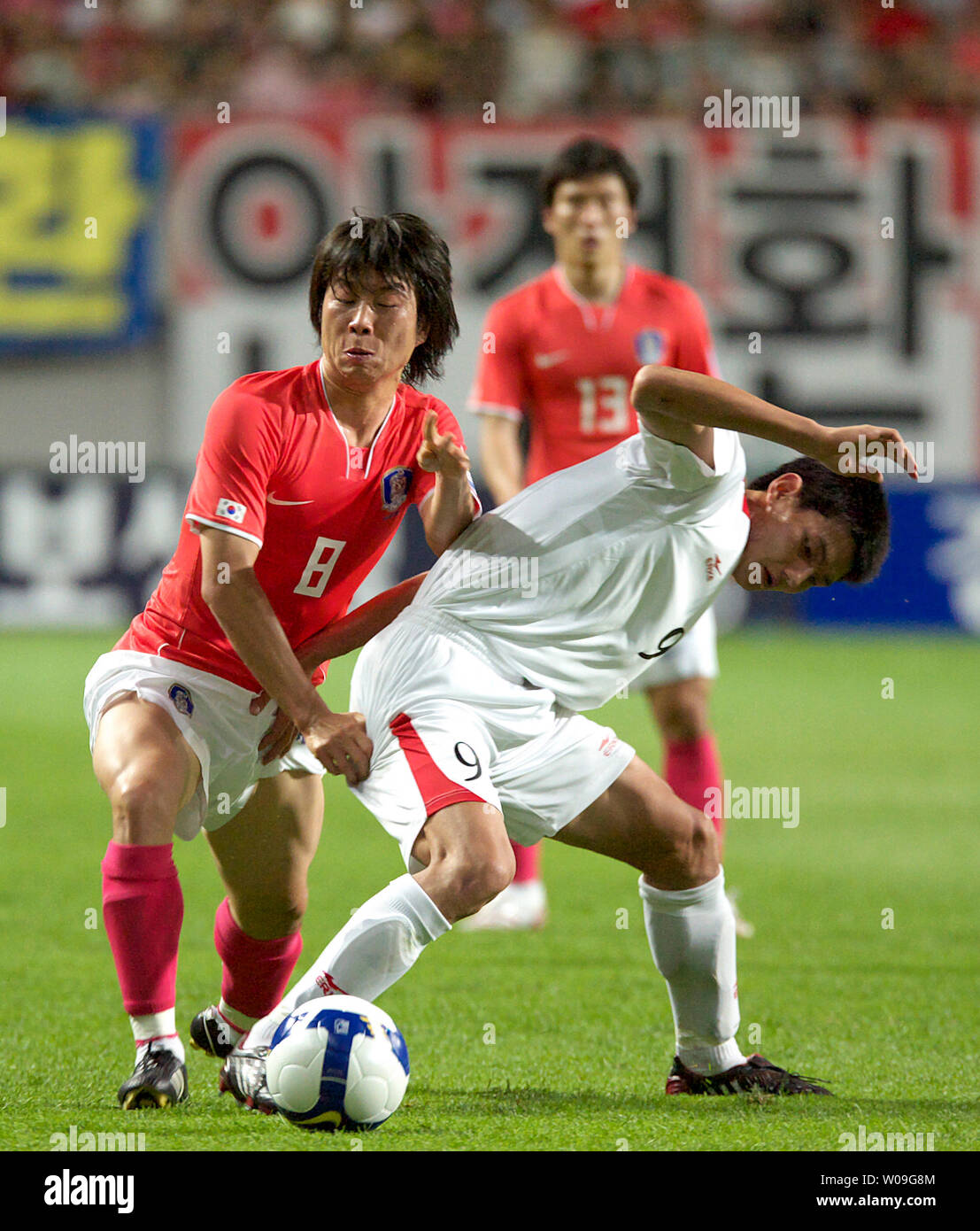Do heon Kim (L), of South Korea, and Young jo Hong, of North Korea ...