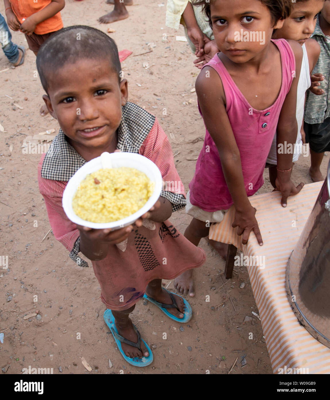 Poor children at a food distribution camp in New Delhi, India Stock ...