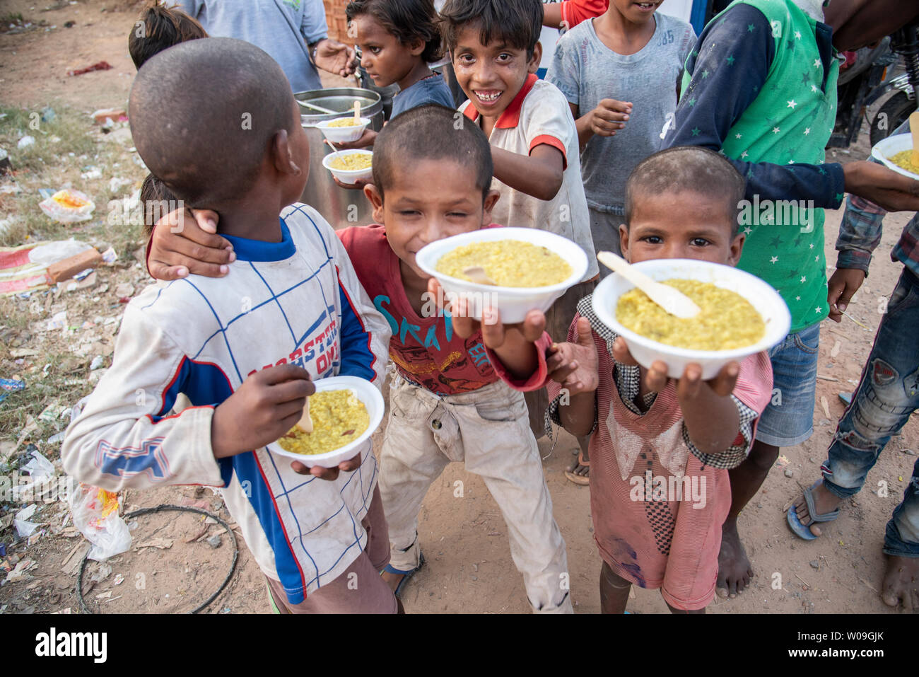 Poor children at a food distribution camp in New Delhi, India Stock ...