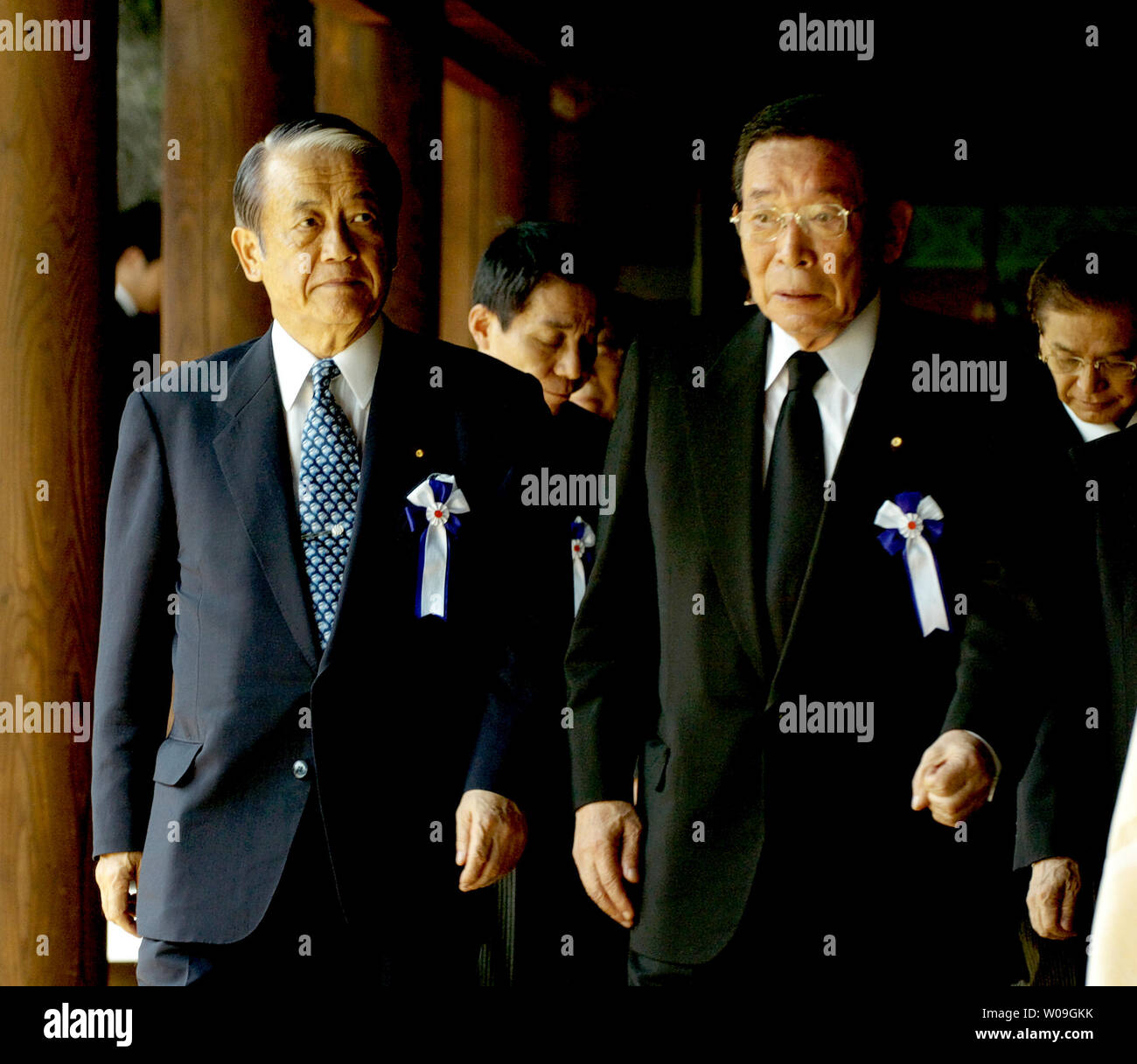 Yoshinobu Shimamura (L), former Education Minister, pays tribute at the ...