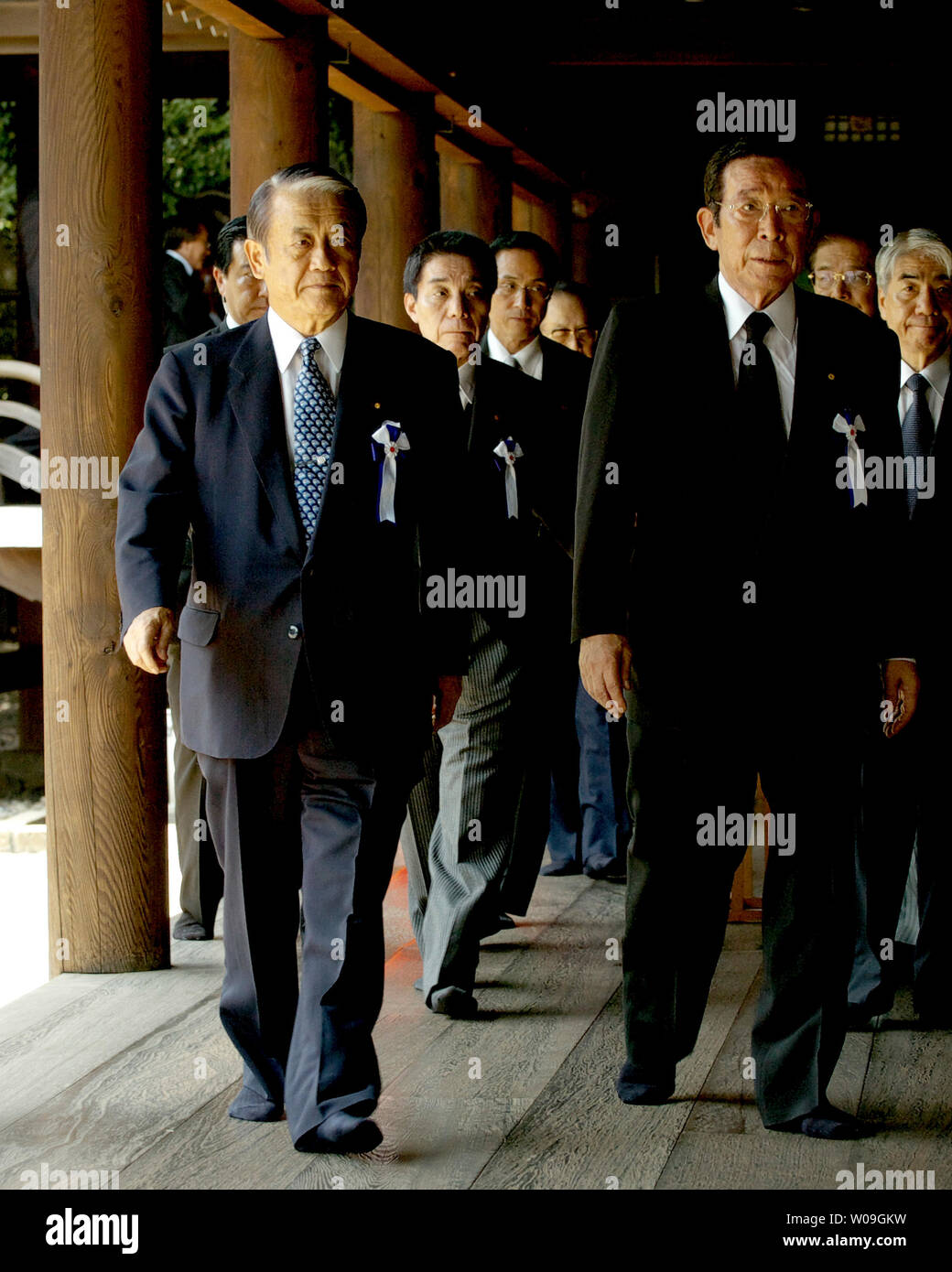 Yoshinobu Shimamura (L), former Education Minister, pays tribute at the ...