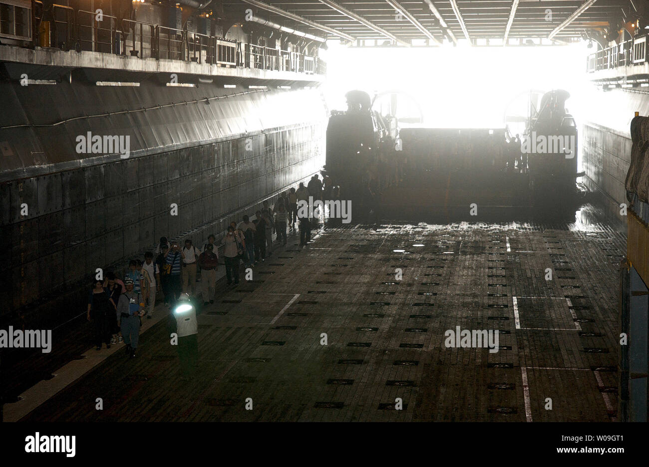 A US Navy LCAC (Landing Craft Air Cushion) arrives at the amphibious ...