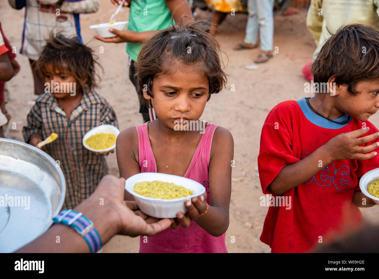 Poor children at a food distribution camp in New Delhi, India Stock ...
