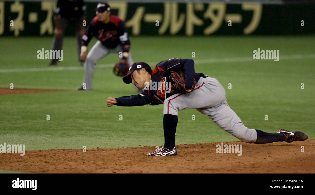 Japanese relief pitcher shunsuke watanabe hi-res stock photography and images - Alamy