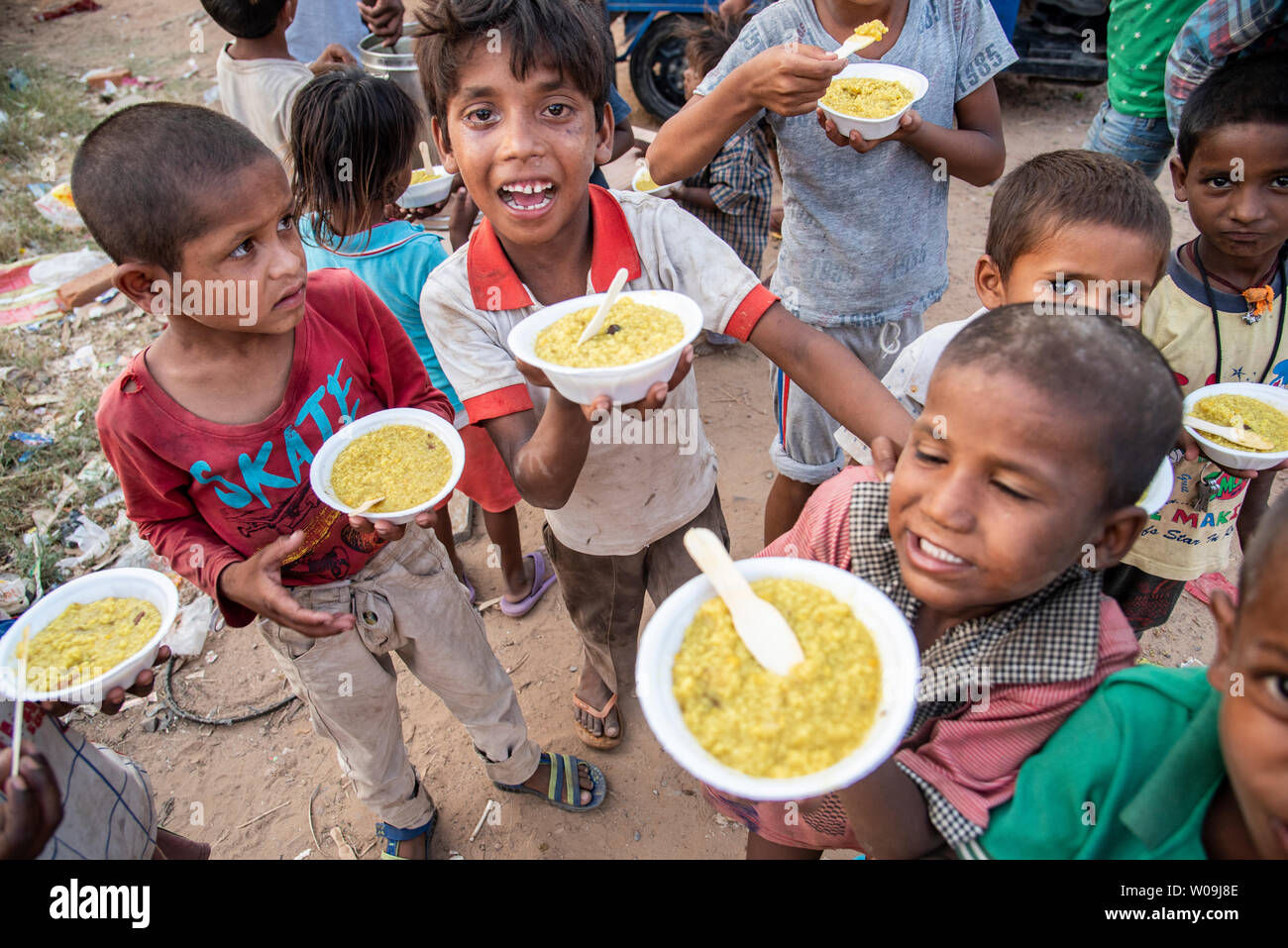 Poor children at a food distribution camp in New Delhi, India Stock ...