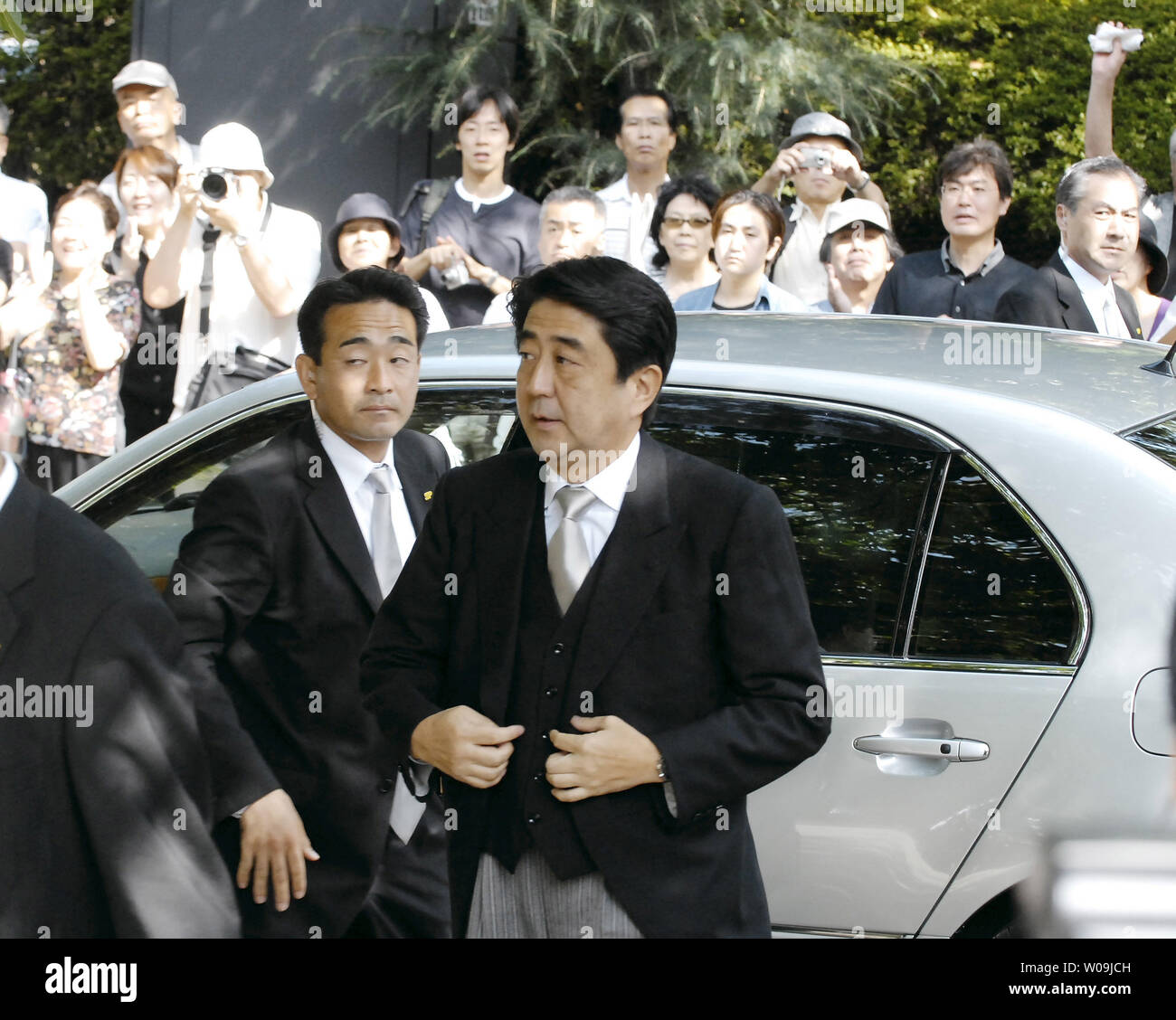 Shinzo abe yasukuni shrine hi-res stock photography and images - Alamy