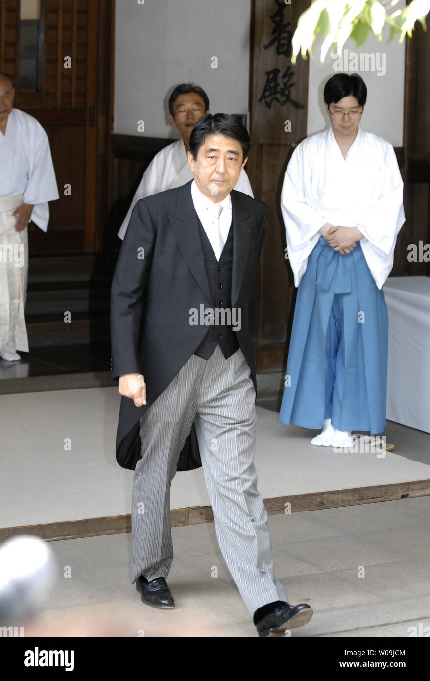 Shinzo abe yasukuni shrine hi-res stock photography and images - Alamy