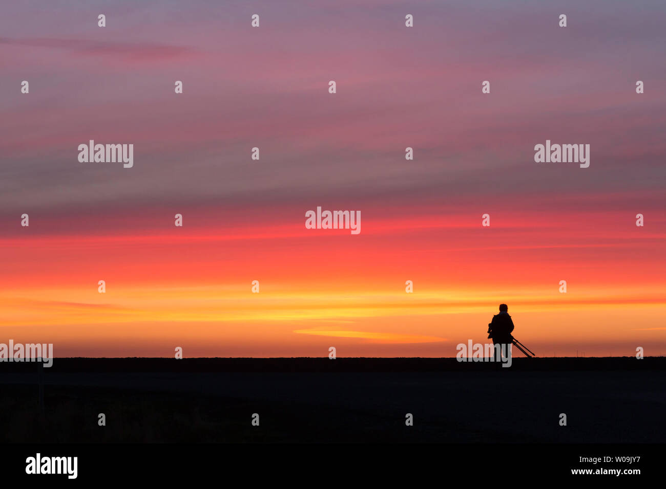 Tripod sunset hi-res stock photography and images - Alamy