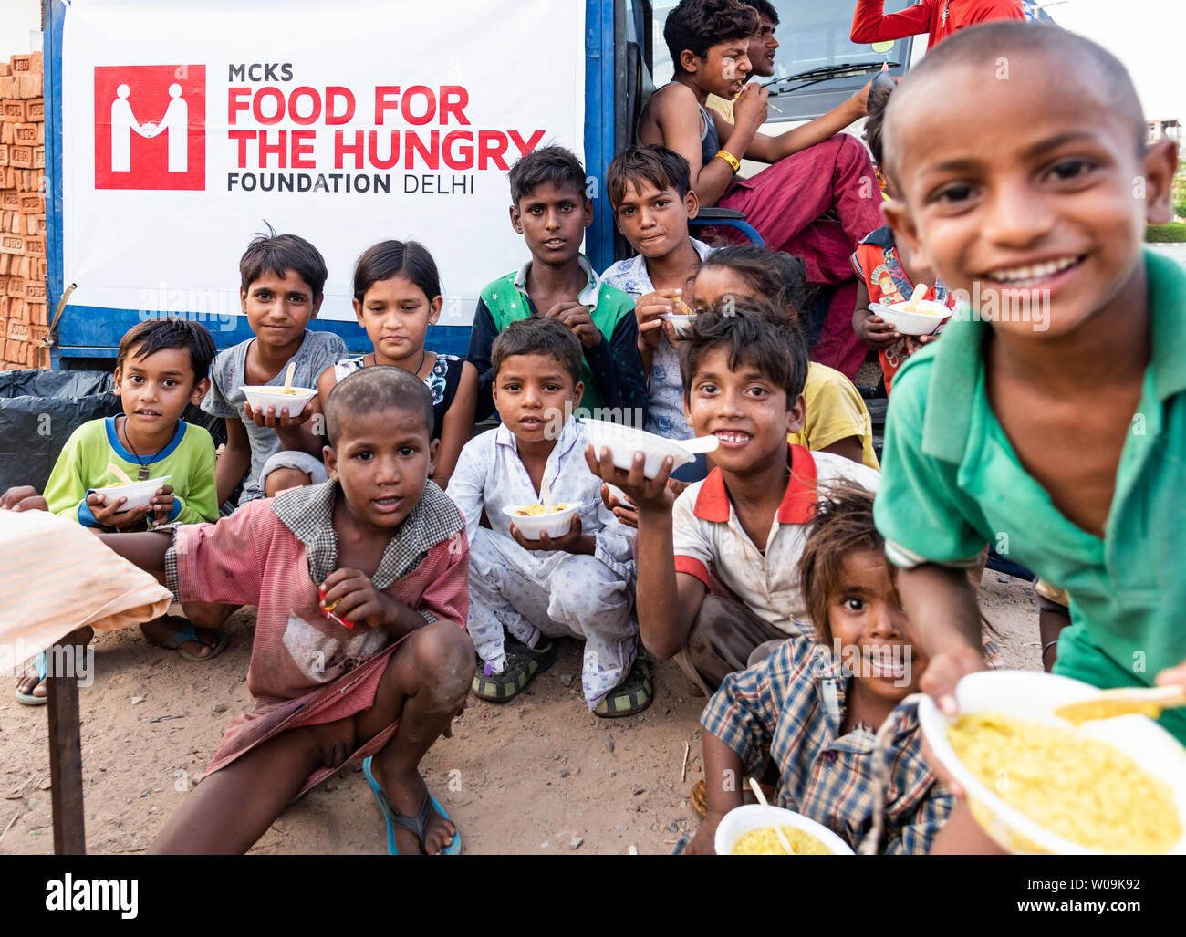 Poor children at a food distribution camp in New Delhi, India Stock ...