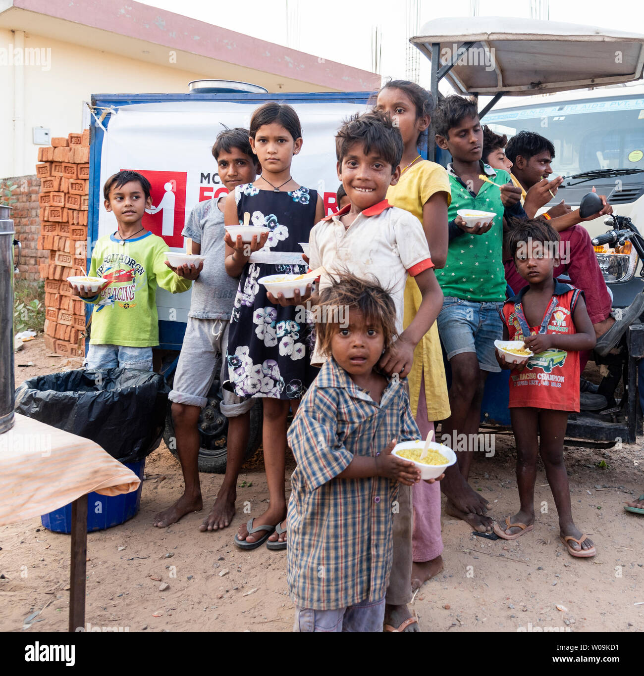 Poor children at a food distribution camp in New Delhi, India Stock ...