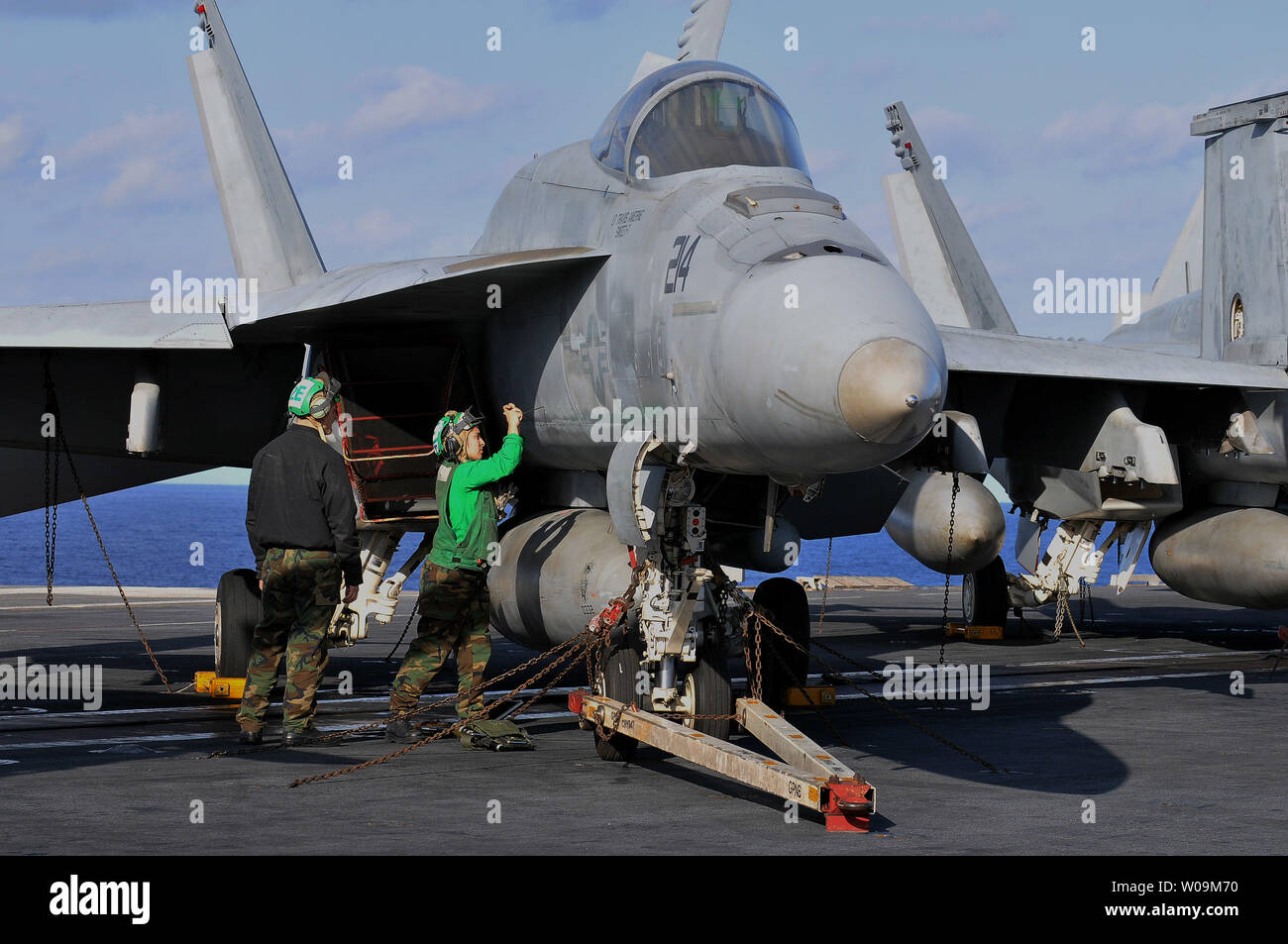 Crew members u s aircraft carrier hi-res stock photography and images ...