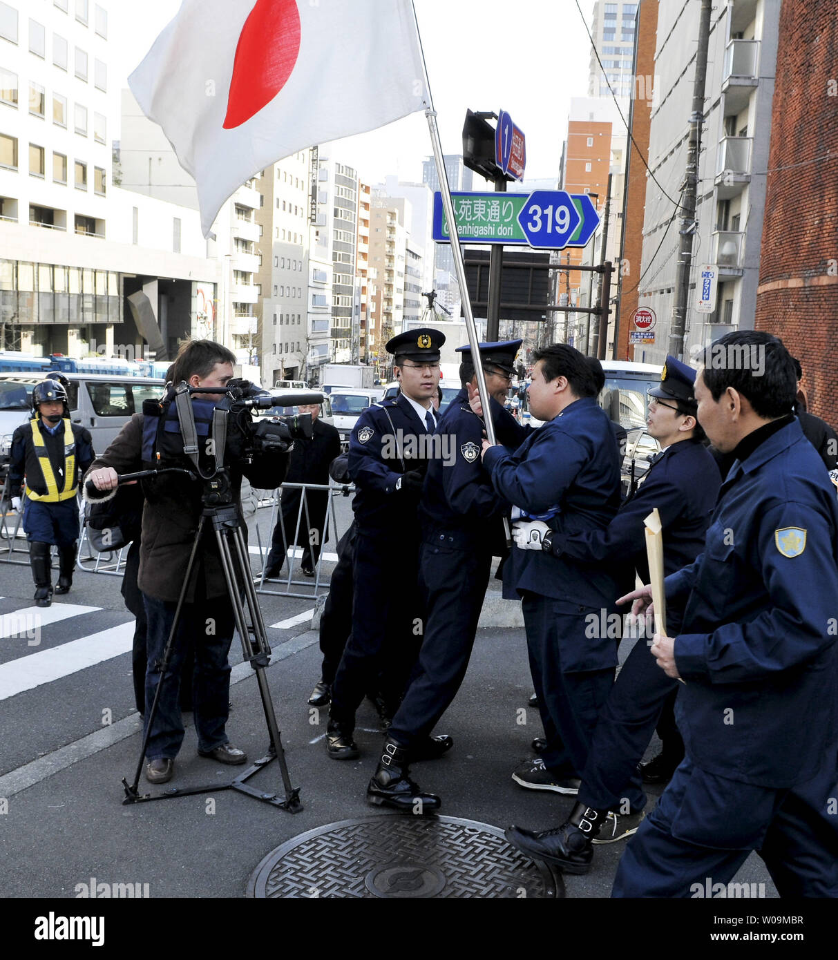Japanese right wing activists(R, R3) appeal for the return of the ...