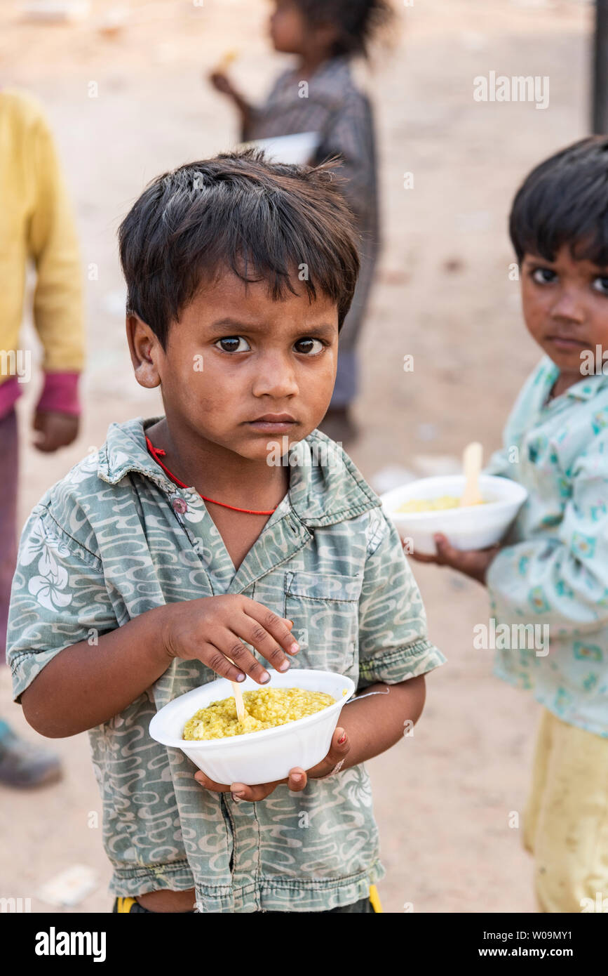 Poor children at a food distribution camp in New Delhi, India Stock ...