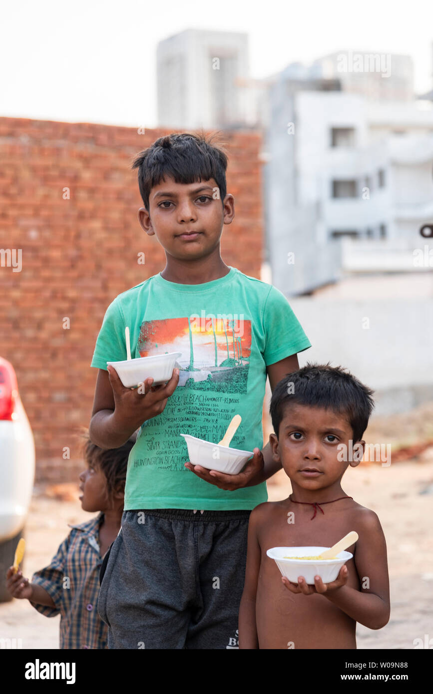 Poor children at a food distribution camp in New Delhi, India Stock ...
