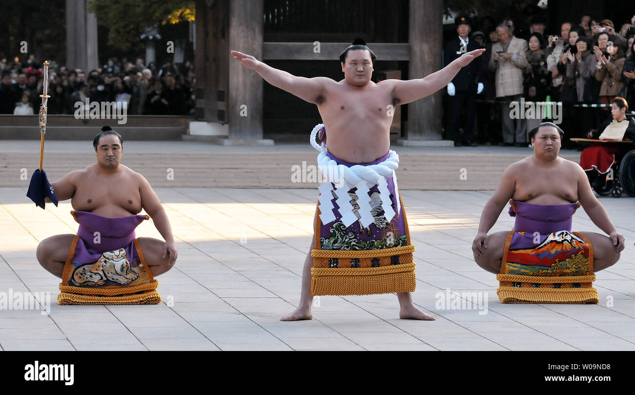 Aminishiki (L), Mongolian grand sumo champion Yokozuna Hakuho, and ...