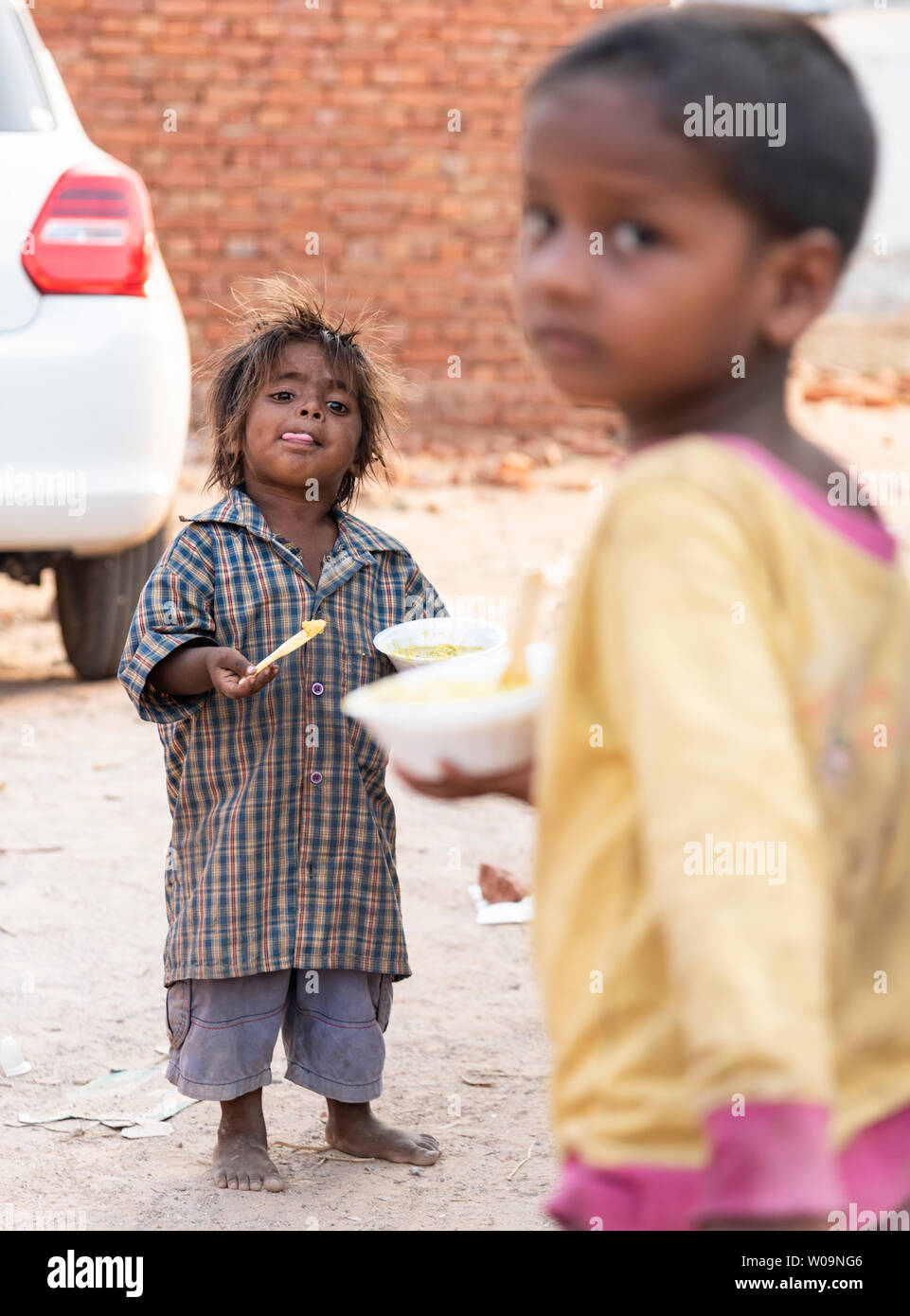 Poor children at a food distribution camp in New Delhi, India Stock ...