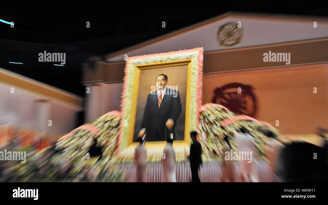 Members of the Unification Church pay their respects to the church's ...