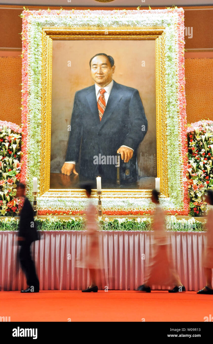 Members of the Unification Church pay their respects to the church's ...