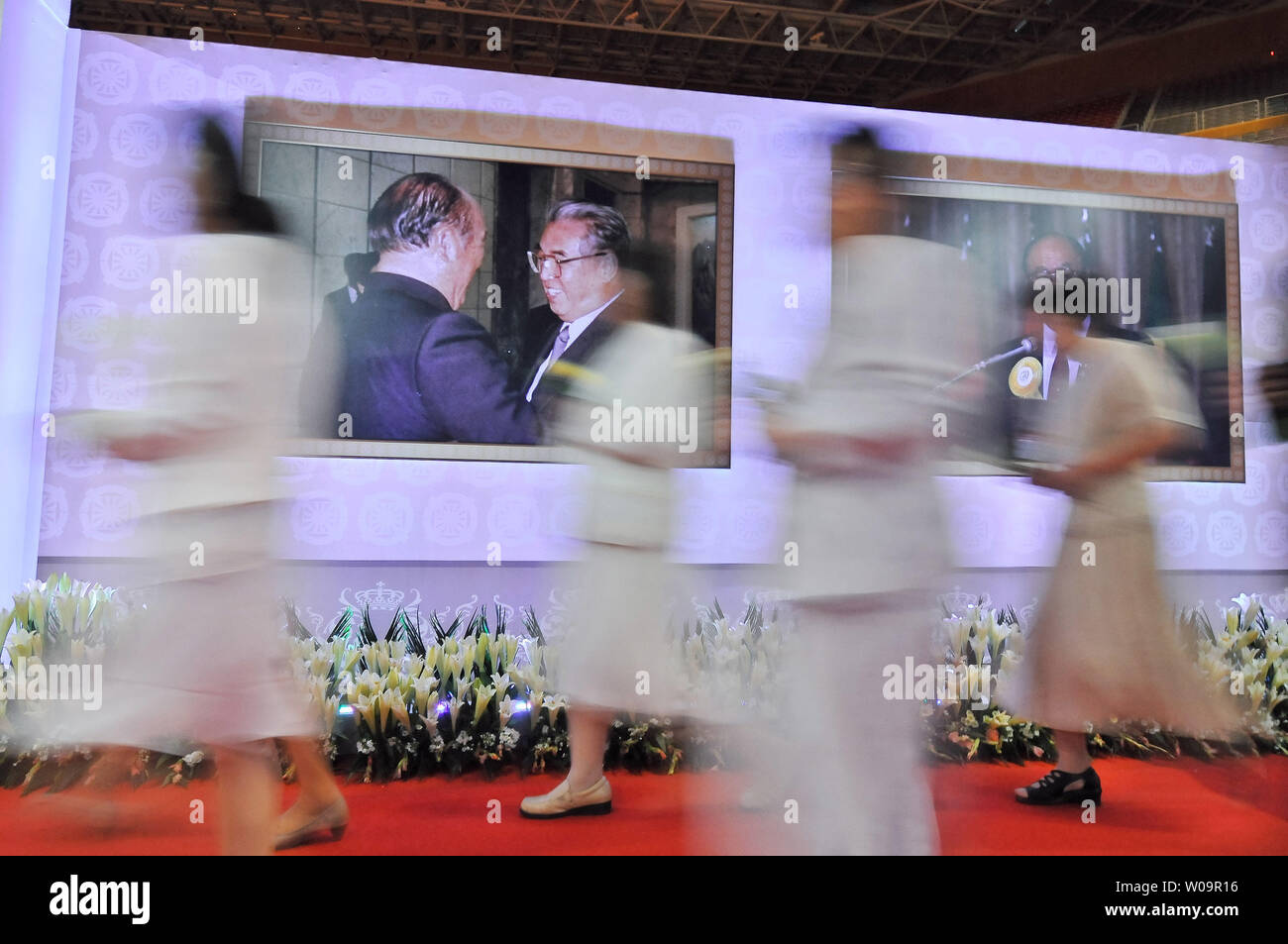 Members of the Unification Church pay their respects to the church's ...