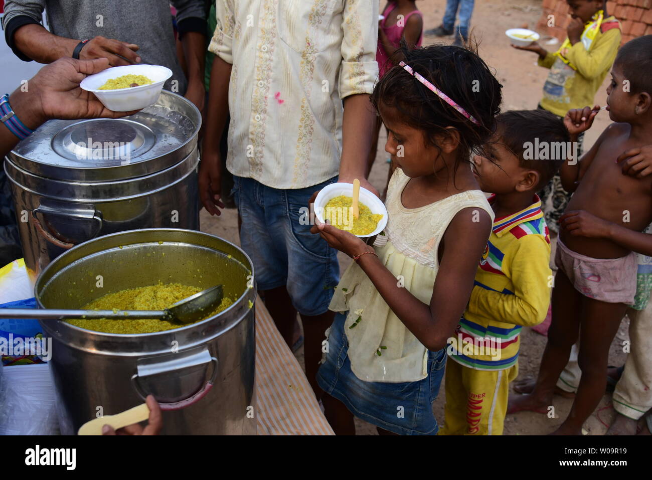 Poor children at a food distribution camp in New Delhi, India Stock ...