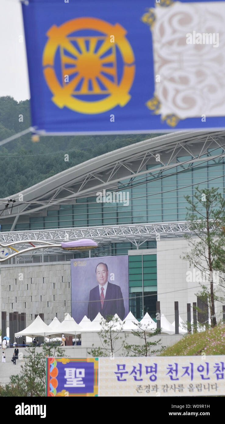 Members of the Unification Church pay their respects to the church's ...
