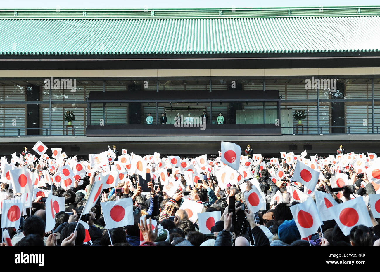 Well-wishers gather to hear Japan's Emperor Akihito's new year greeting ...