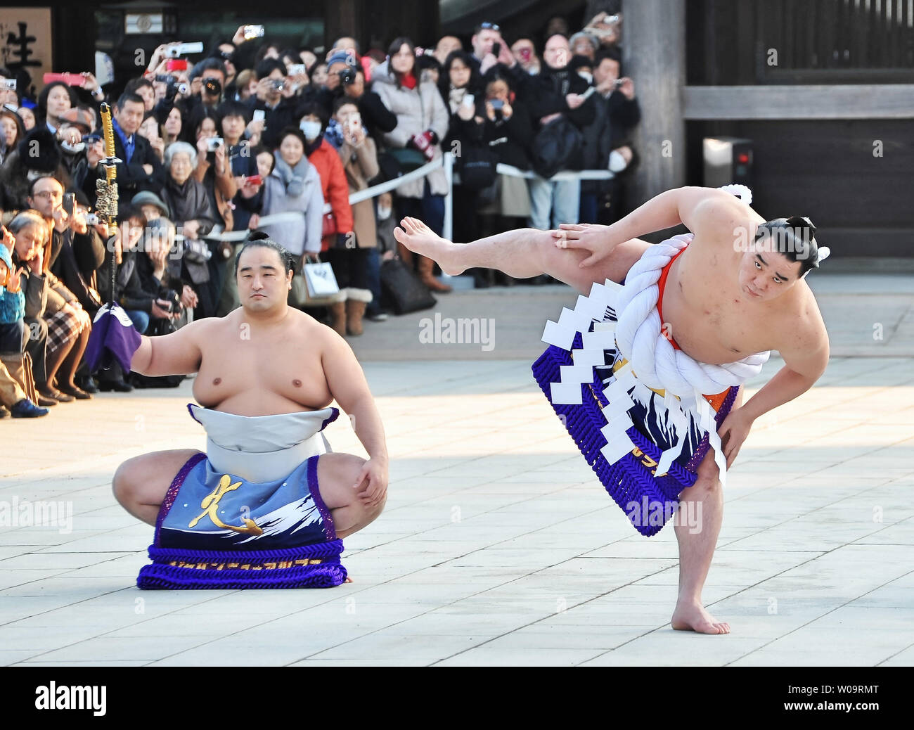 Mongolian grand sumo champion Yokozuna Harumafuji(R) performs type ...