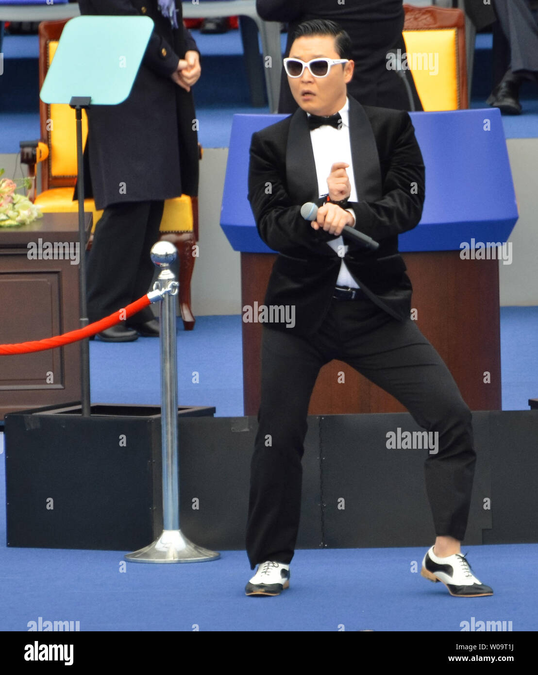 Singer PSY performs before the 18th presidential inauguration ceremony ...