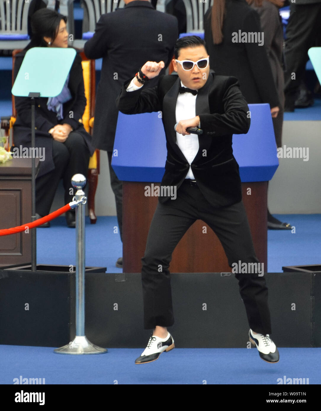 Psy singer hi-res stock photography and images - Alamy