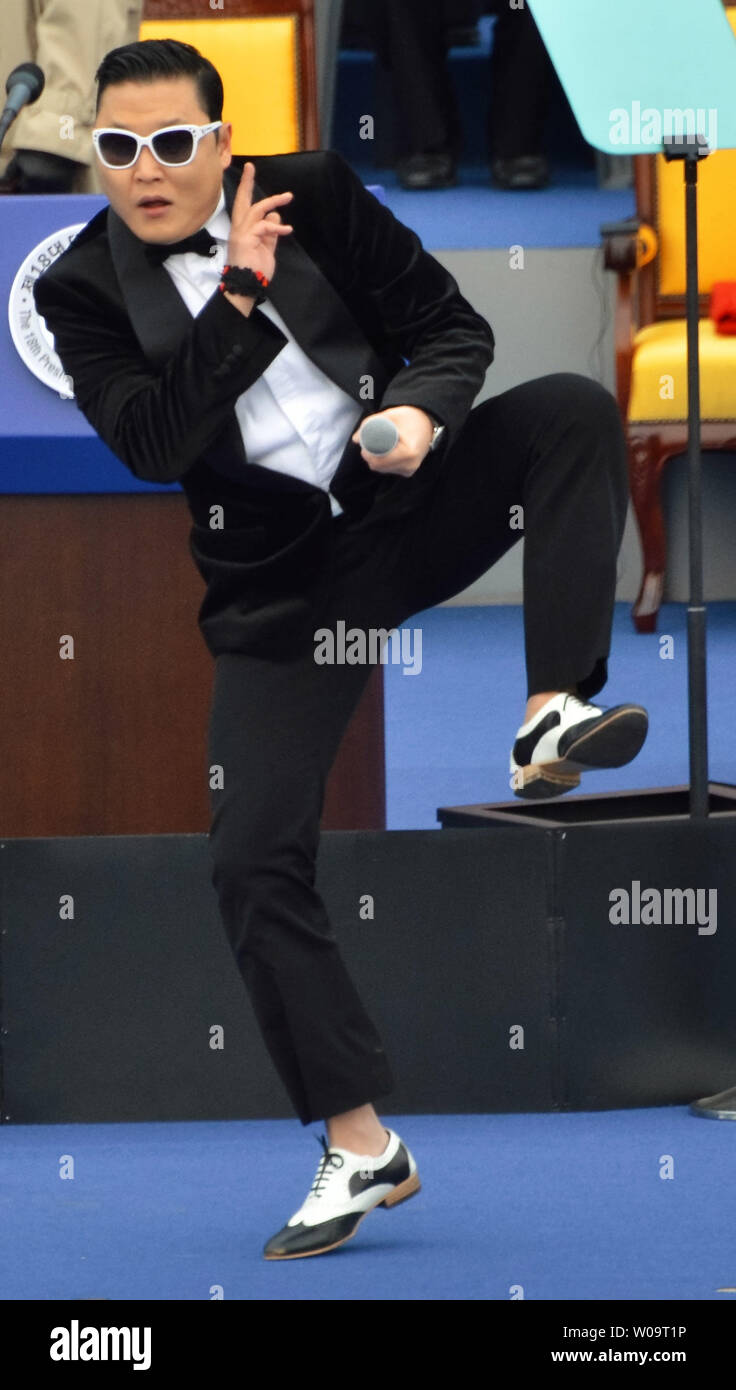 Singer PSY performs before the 18th presidential inauguration ceremony ...