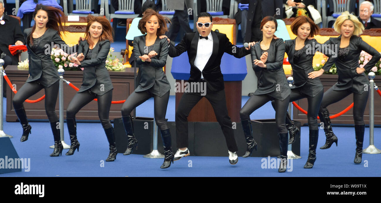 Psy performs in korea hi-res stock photography and images - Alamy