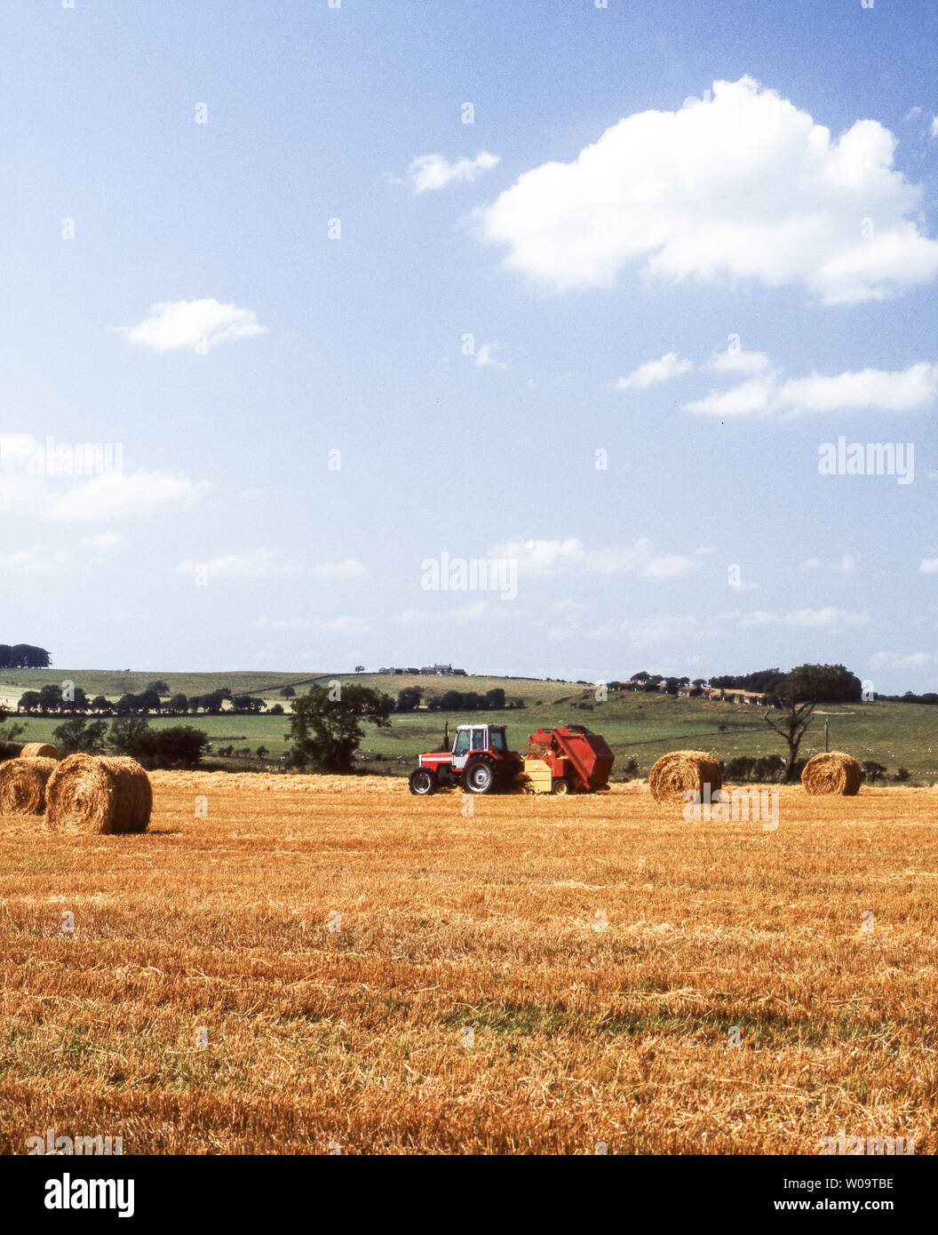 Baling straw round bales c 1989 hi-res stock photography and images - Alamy