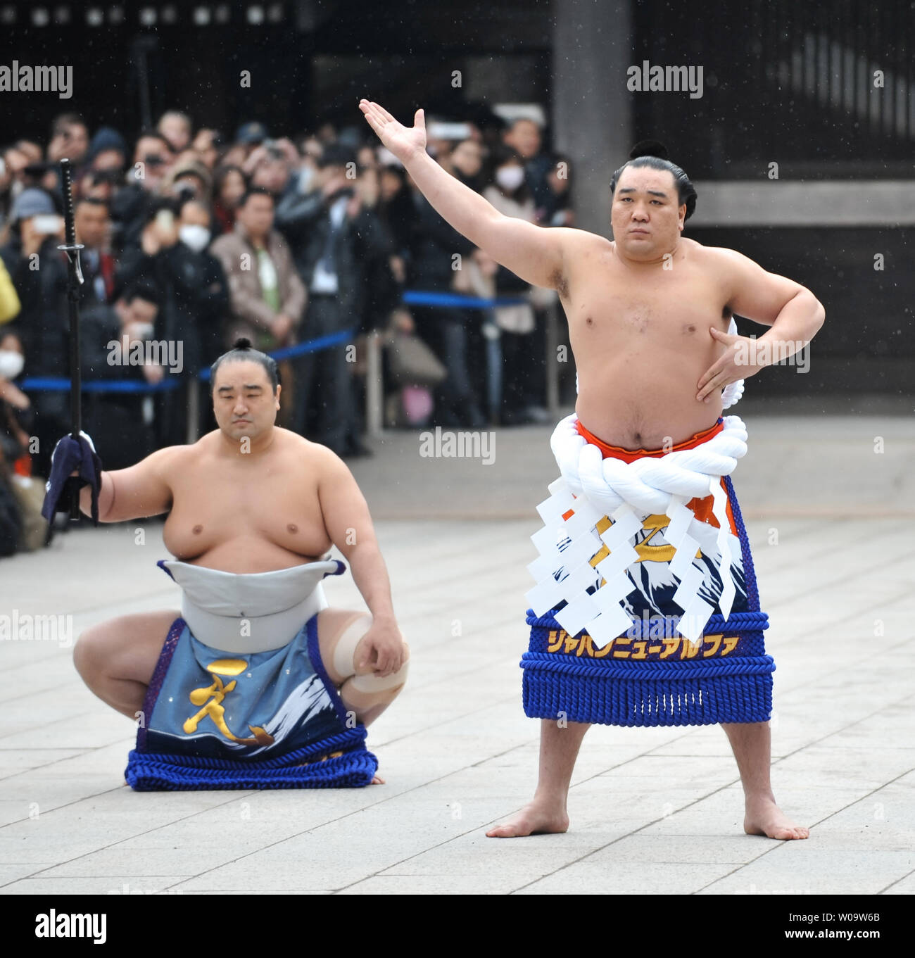 Mongolian grand sumo champion Yokozuna Harumafuji(R) performs type ...