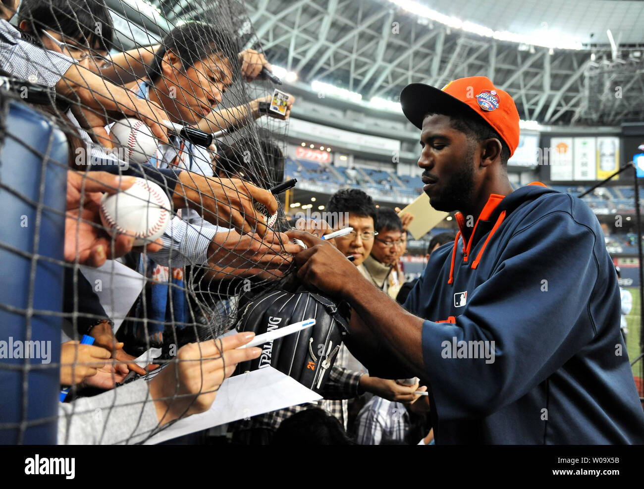 Kyocera osaka dome baseball fans hi-res stock photography and images ...