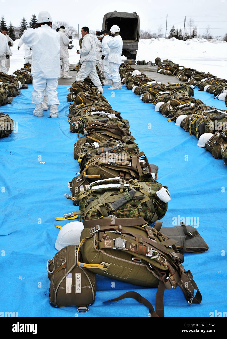 Member of Japan Ground Self-Defense Force prepare for descend by ...