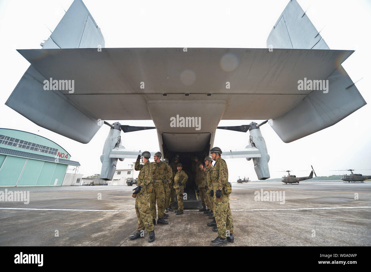 Japan's Ground and Air Self Defense Force with U.S. Marines members ...
