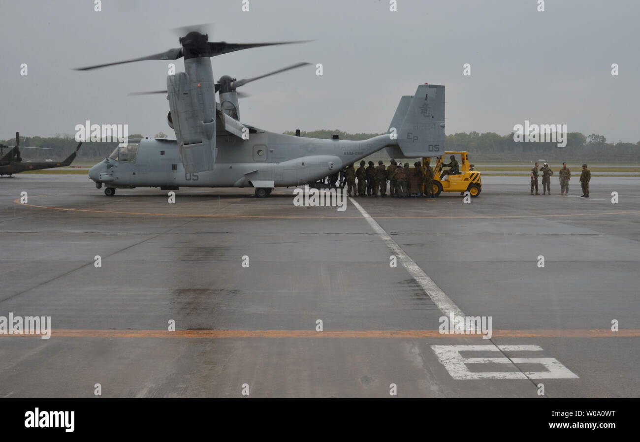 Japan's Ground and Air Self Defense Force with U.S. Marines members ...