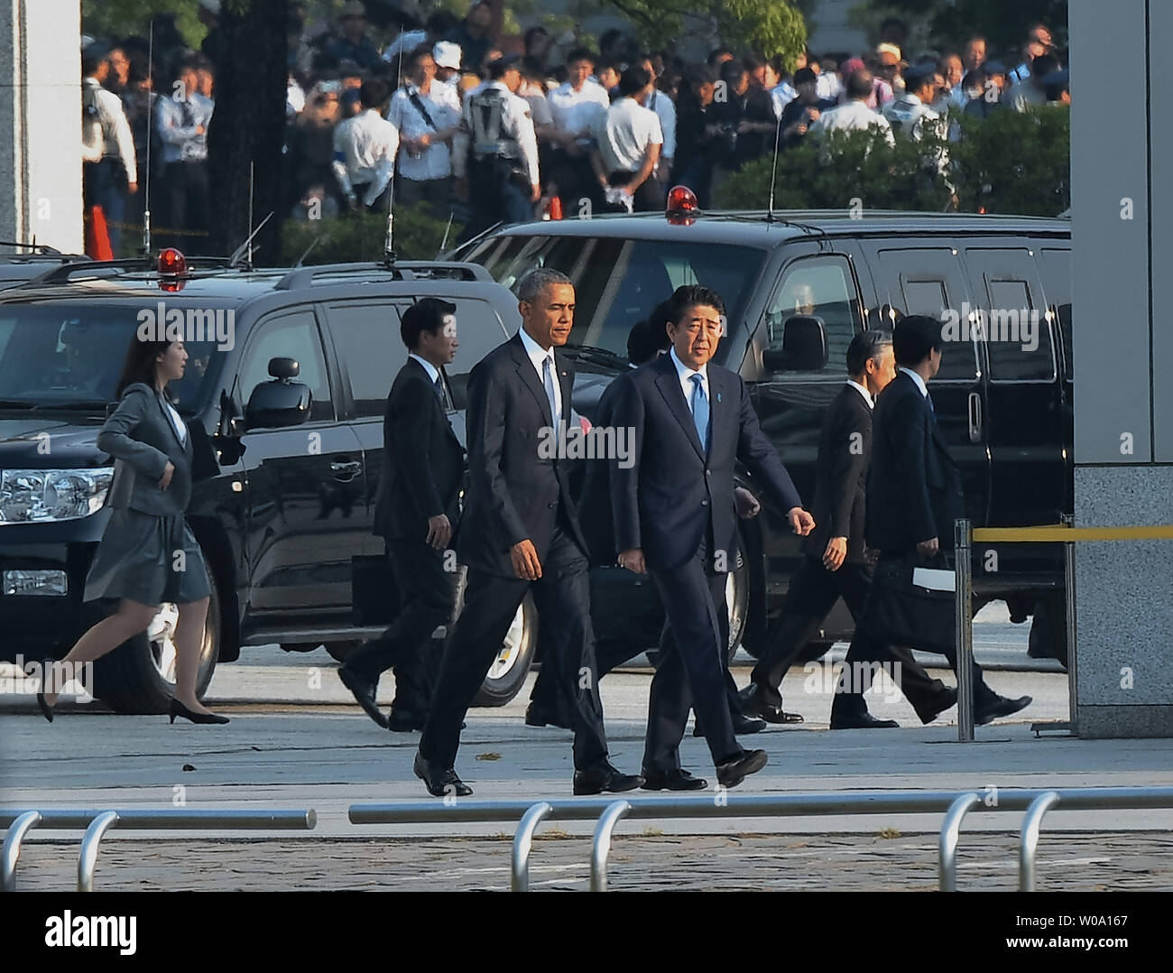 U.S. President Barack Obama (L) and Japan's Prime Minister Shinzo Abe ...