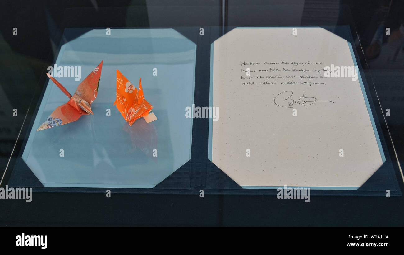 Paper cranes made by U.S. President Barack Obama and his message on ...