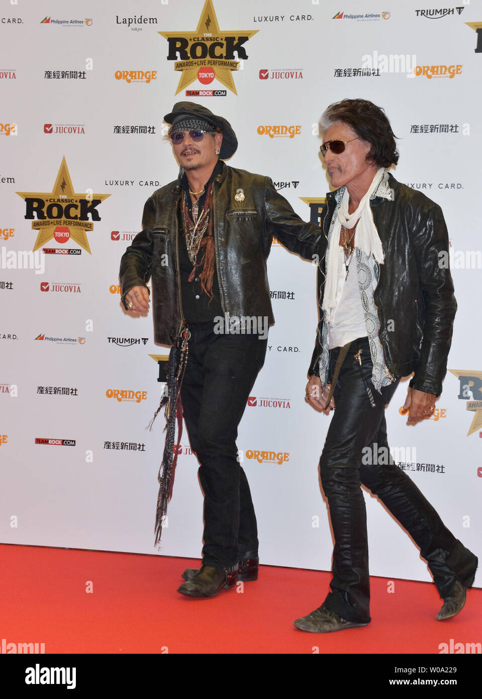 Actor Johnny Depp(L) and guitarist Joe Perry arrive on the red carpet ...