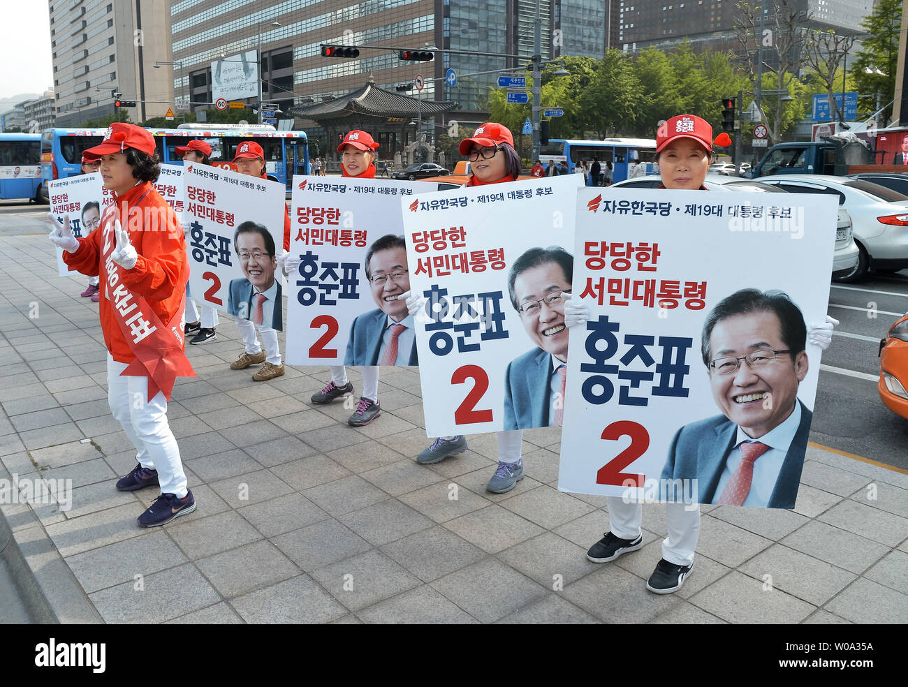 Supporters of Hong Joon-pyo, South Korean presidential candidate of the ...