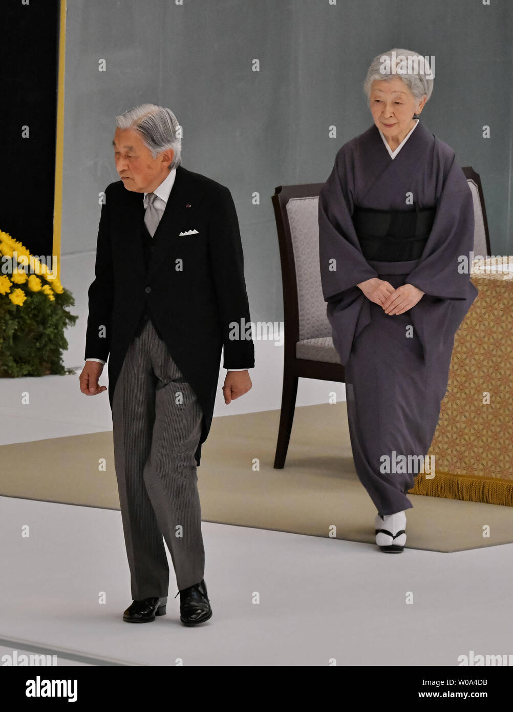 Japan's Emperor Akihito(L) and Empress Michiko attend the memorial ...